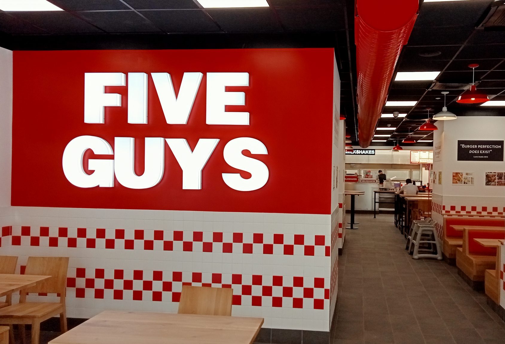 Five Guys has opened its fourth restaurant in Corso Buenos Aires, Milan ...